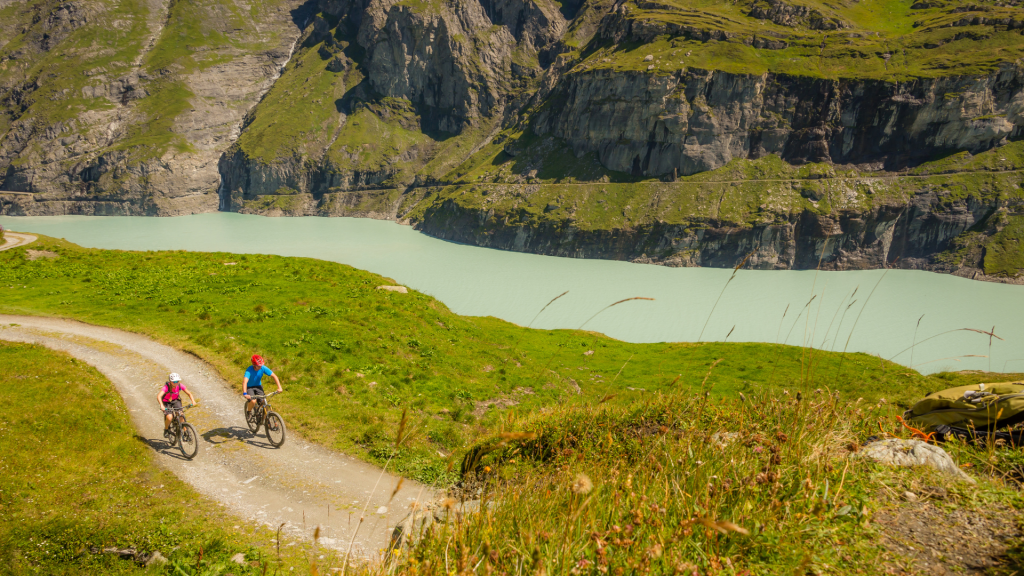 Varno s kolesom - youngcaritas.si